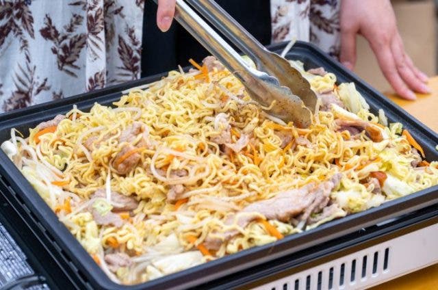 バーベキューで焼きそばを楽しもう！簡単おすすめレシピやコツについて紹介！ | BBQ HACK[バーベキューハック]