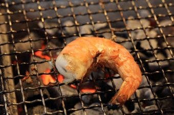 エビのバーベキューレシピ集！おすすめの種類や下ごしらえの方法は？ | BBQ HACK[バーベキューハック]